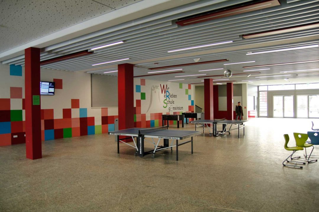 Aula mit Schulmotto | Wallburg-Realschule Eltmann
